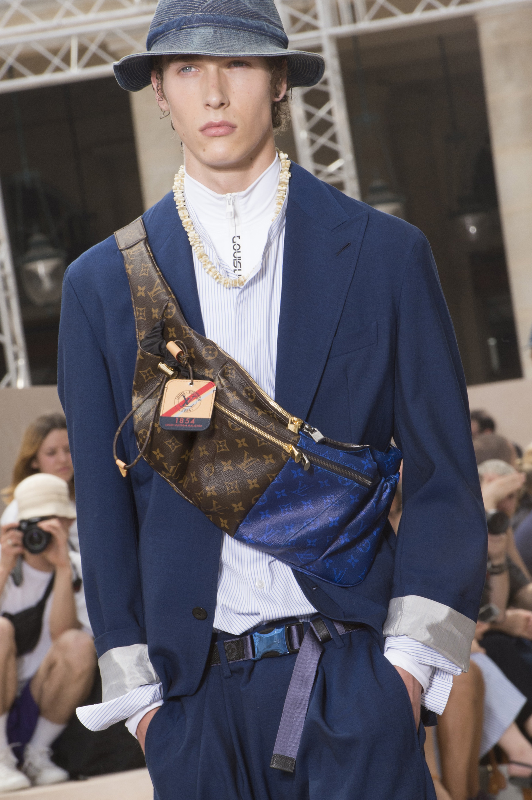 Louis Vuitton Spring 2018 Men's Fashion Show Details - The Impression Louis Vuitton Spring 2018 Men's Fashion Show Details - The Impression